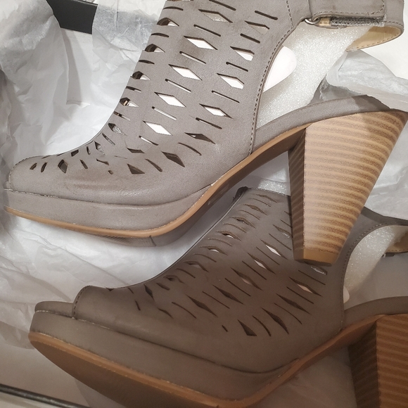 CL by Laundry | Shoes | Cl By Chinese Laundry Wisdom Gray Ankle Bootie ...